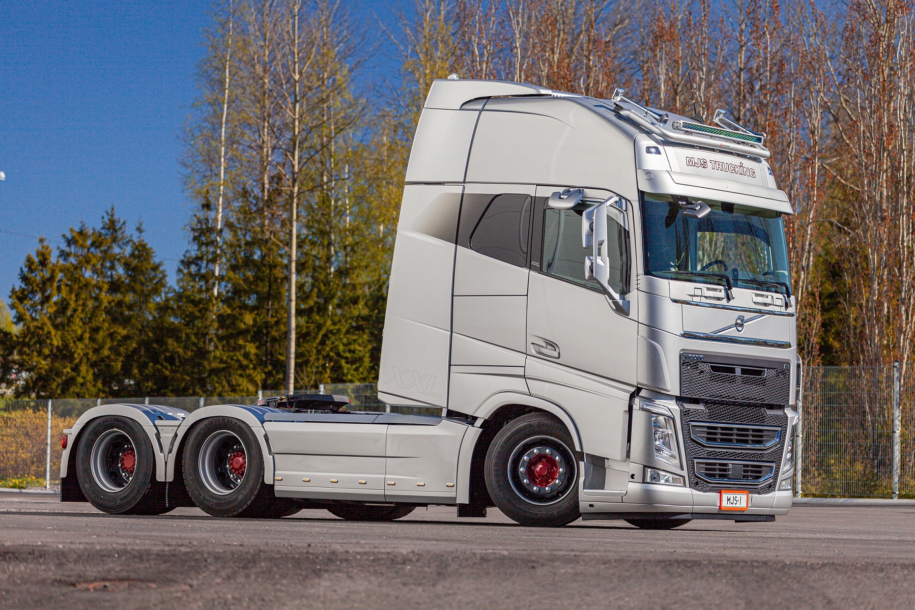 Suomen ensimmäinen Volvo FH XXL-ohjaamolla MJS Truckingille